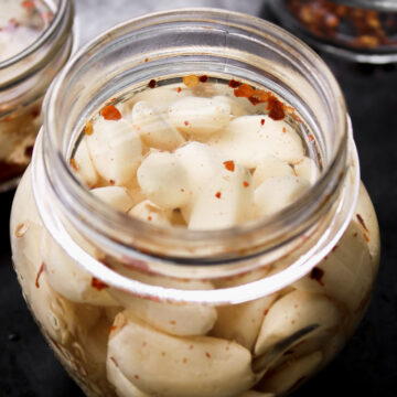 Easy Pickled Garlic (Spicy) - Savoring Italy