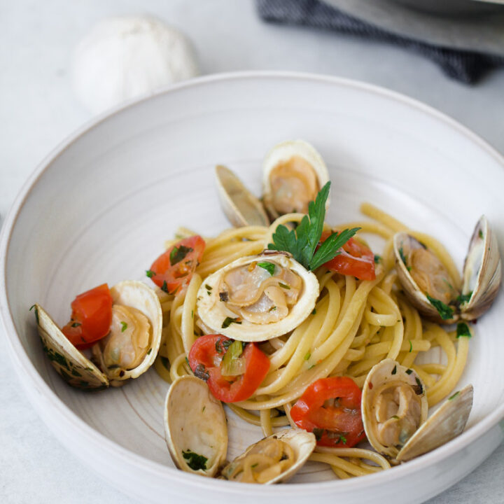 Authentic Linguine alle Vongole (White Clam Sauce)