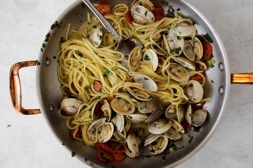 Authentic Linguine alle Vongole (White Clam Sauce)